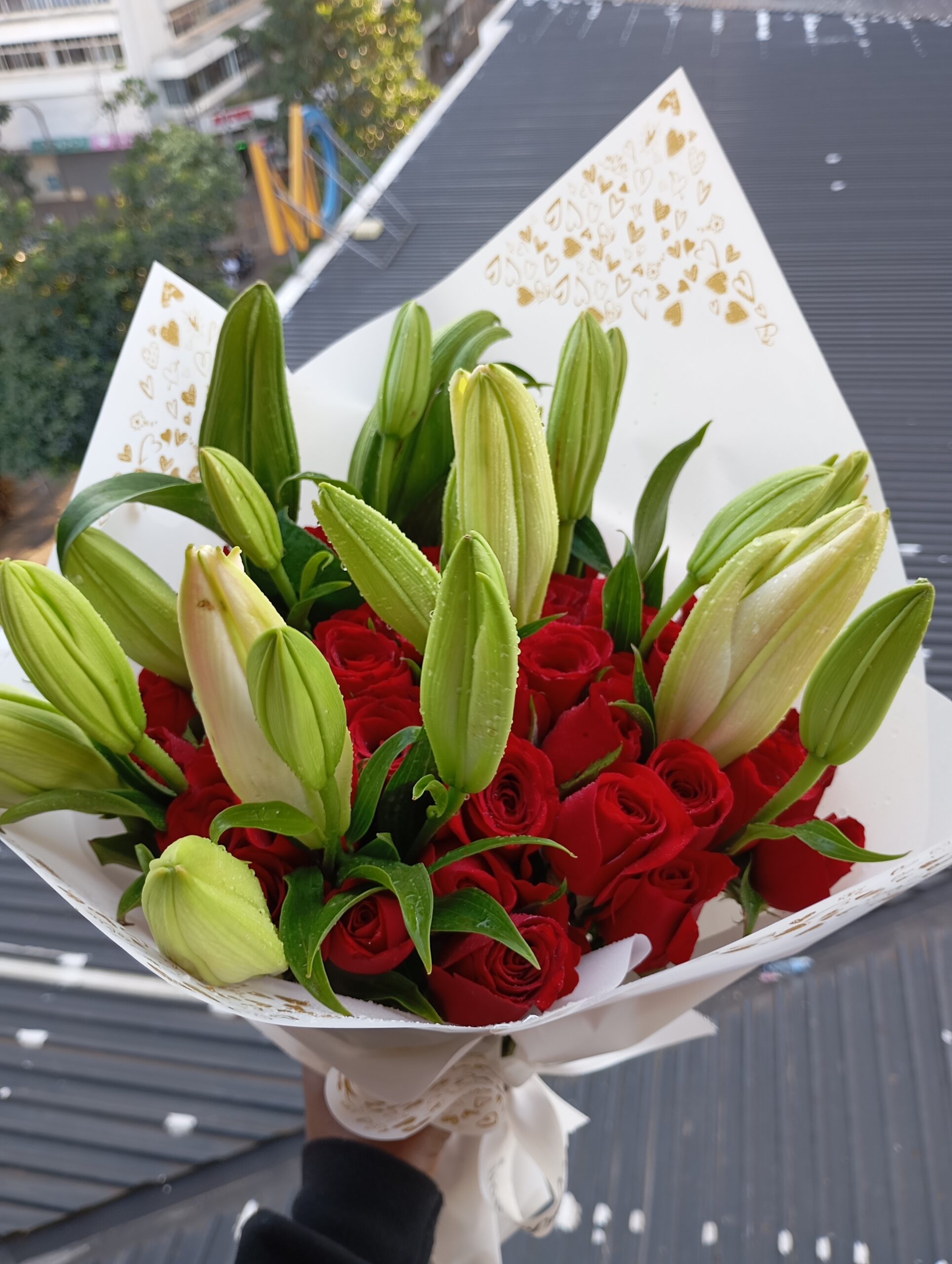60 RED MIXED WITH LILIES – Flower Shop Kenya